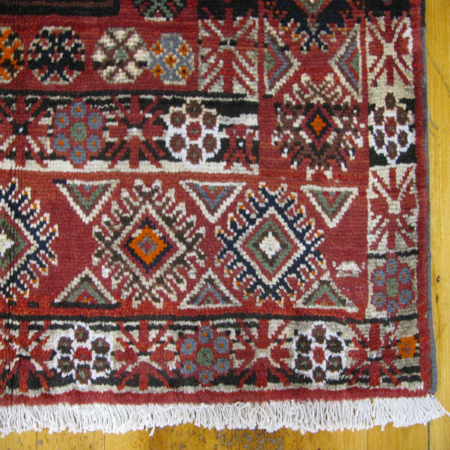 Red 5' 2 x 9' 11 Hand Knotted Shiraz Persian Wool Rug | eSaleRugs