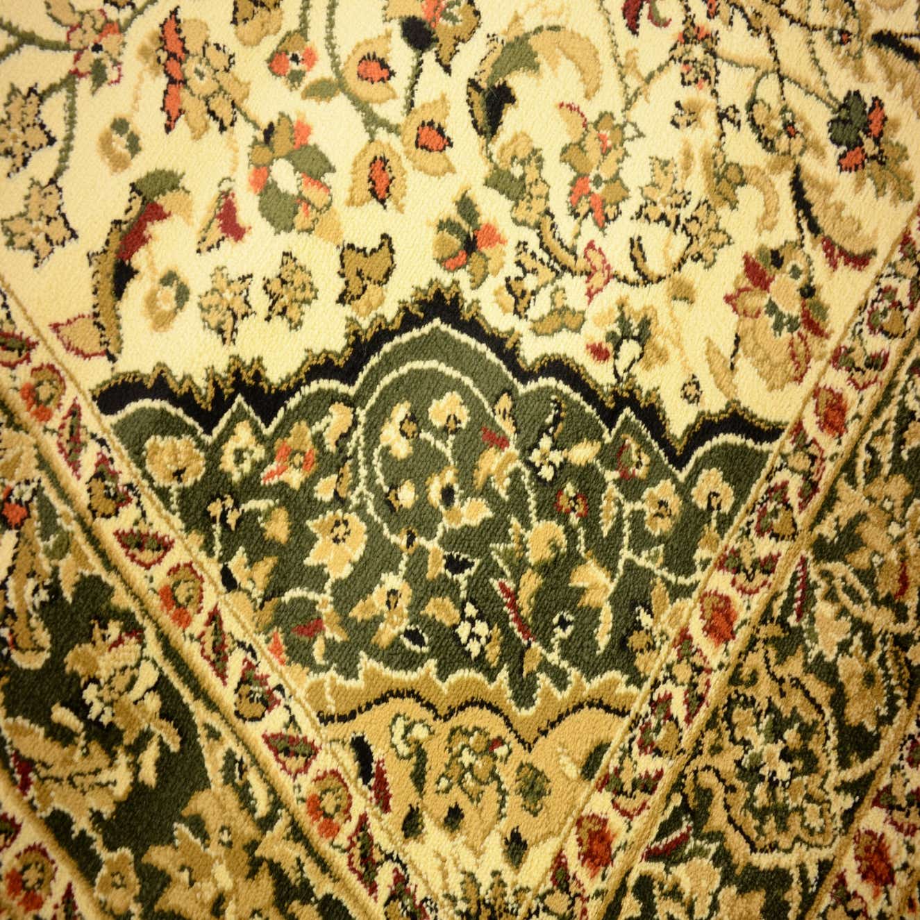 Ivory 5' x 7' 7 Kashan Design Rug | eSaleRugs