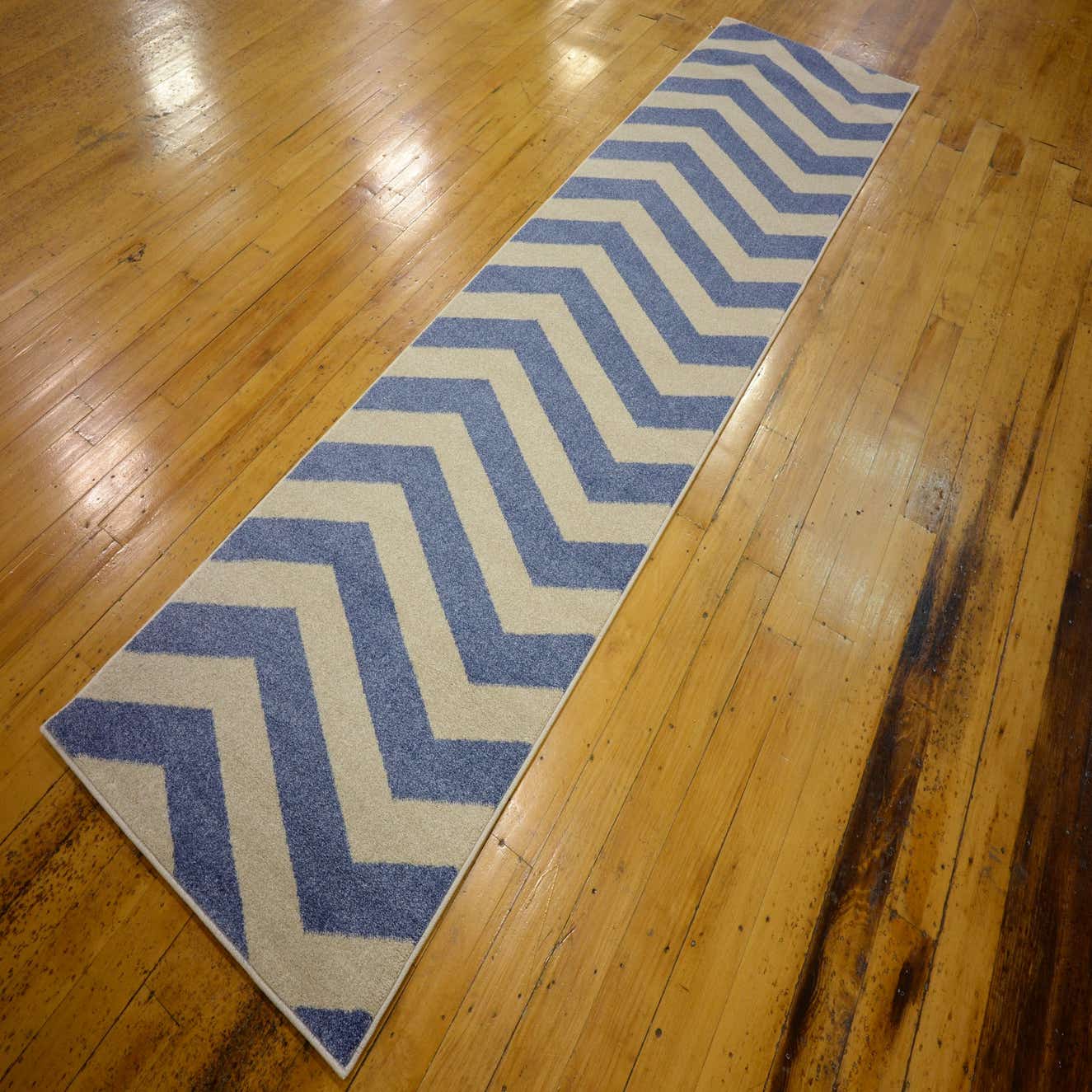 Blue 2' 7 x 10' Chevron Runner Rug | eSaleRugs