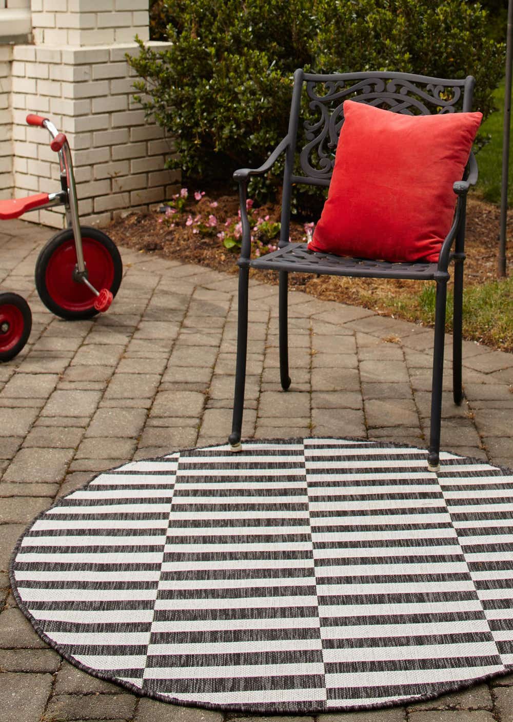 Charcoal 4' x 4' Outdoor Ribbon Round Rug | Rugs.com